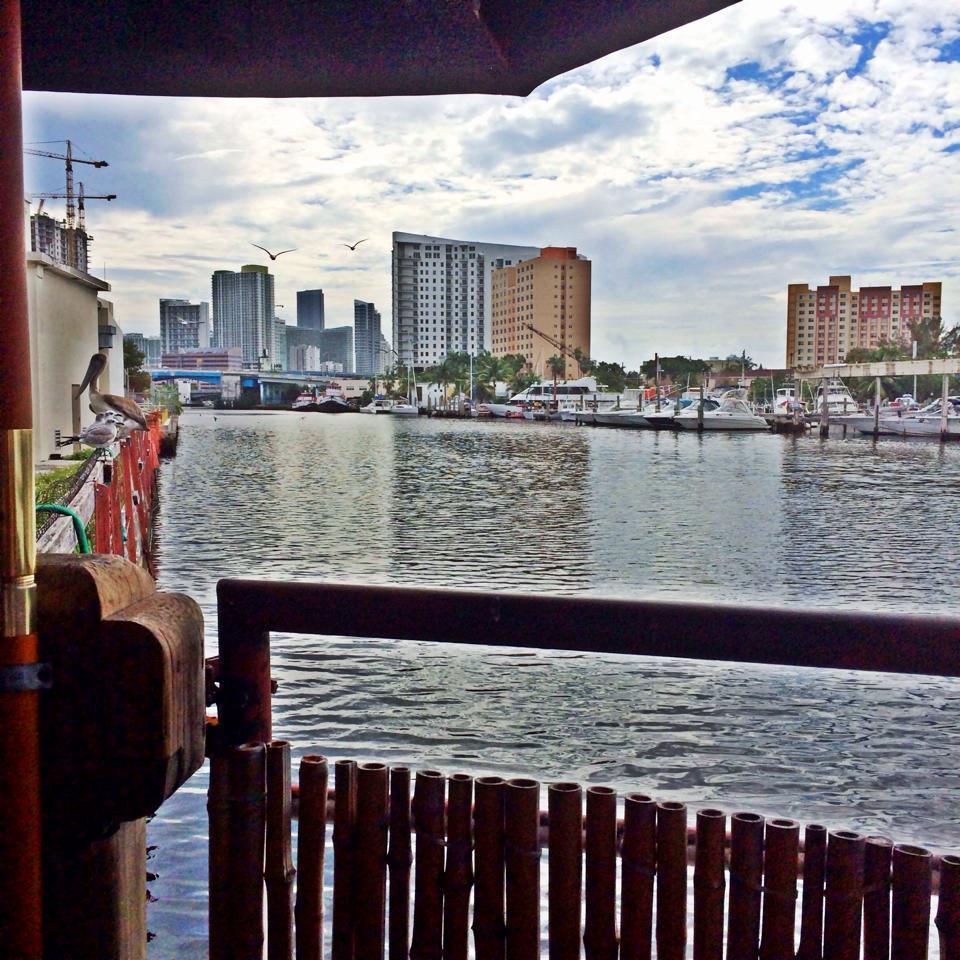 Los mejores restaurantes frente al mar en Miami asientos al aire libre
